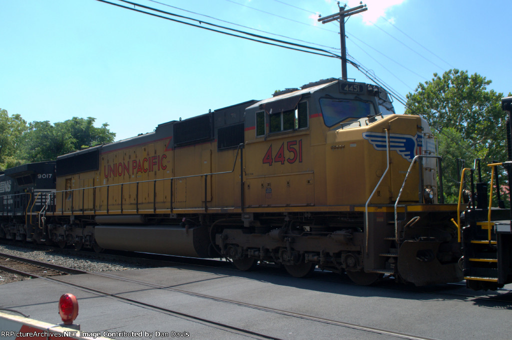 UP SD70M 4451 trails on 38G